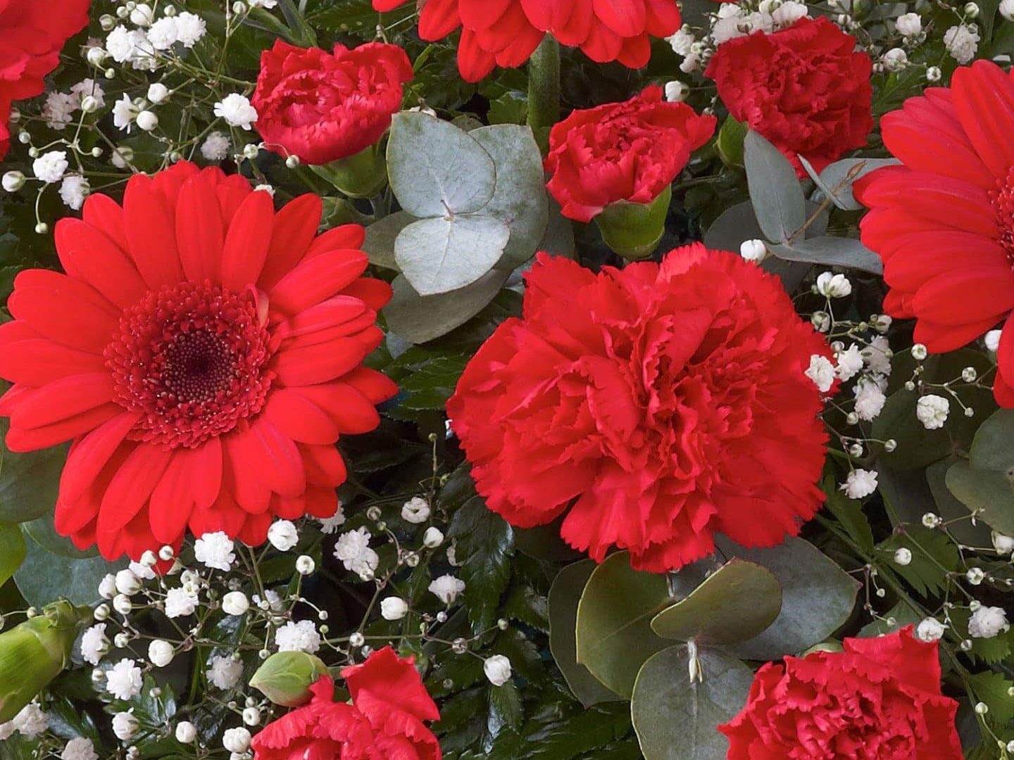 A Guide To Choosing Funeral Flowers